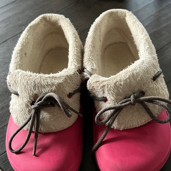 CROCS | Shoes | Crocs Raspberry Blitzen Convertible Clog Girls J2 ...